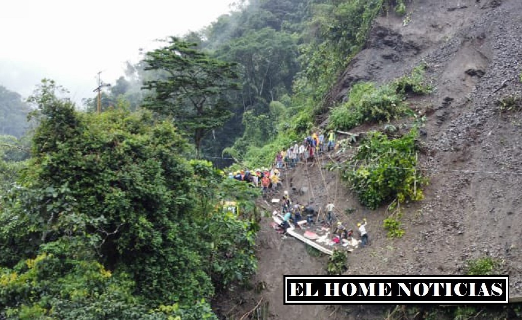Tragedia en Risaralda, alud de tierra sepulta a varios vehículos y deja ...